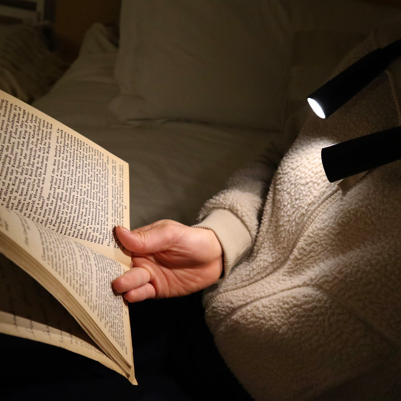 Hands-Free Book Light – Kikkerland Design Inc