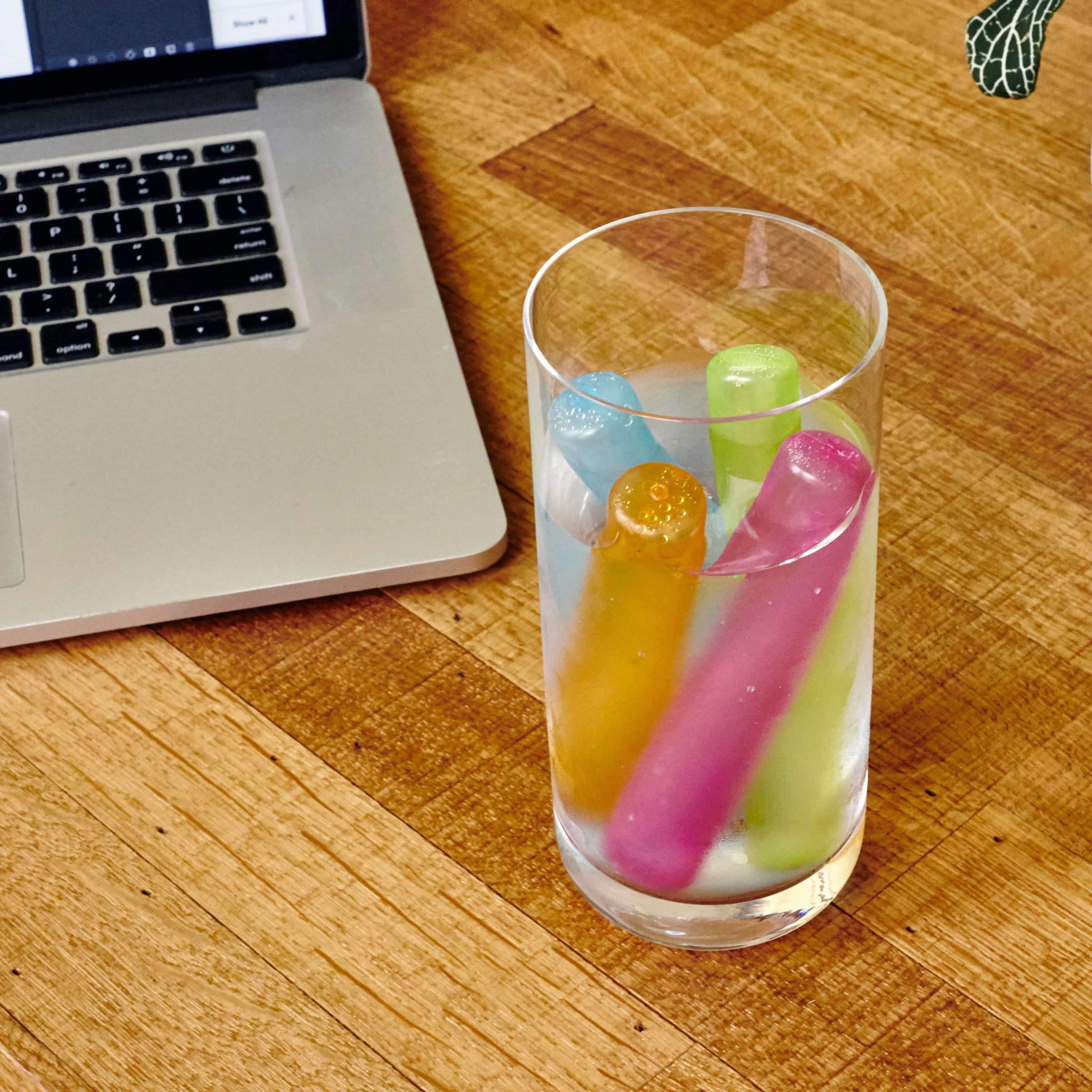 8 Reusable Ice Sticks – Kikkerland Design Inc