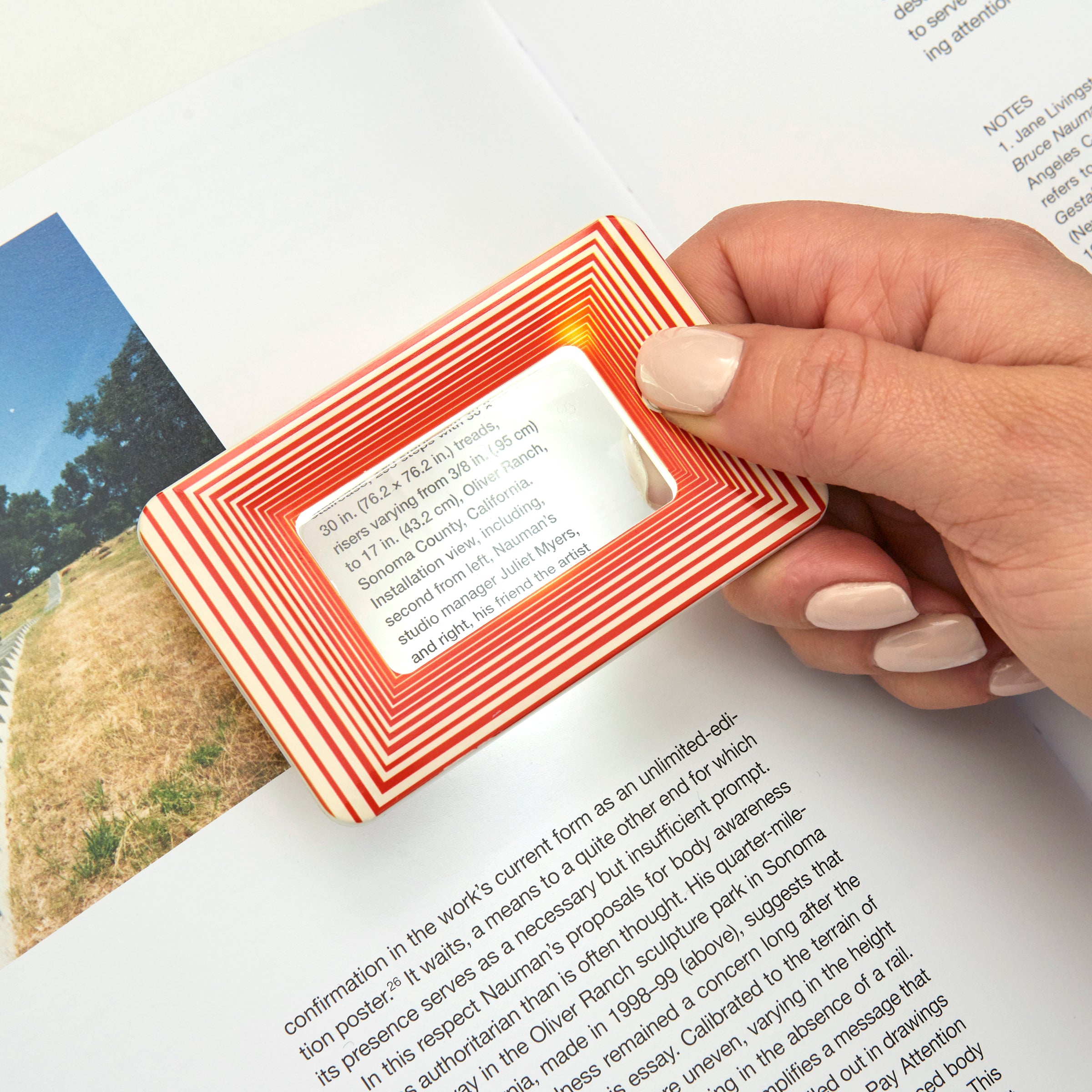 Light Up Magnifier – Kikkerland Design Inc